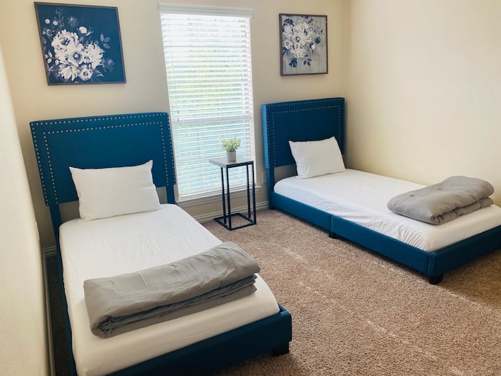 Private Queen W/ 2 Twin Beds - Irving, TX