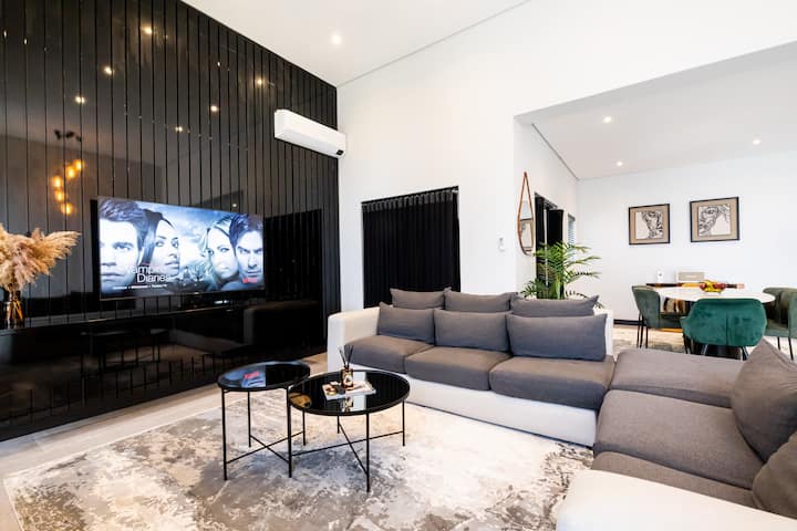 Luxurious Villa With Mountain View Seaside - Parklands