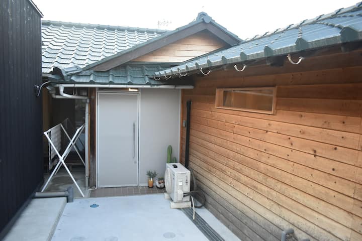 築70年フルリノベーション【漁村の古民家一棟貸し】海まで20m。波の音が聞こえる快適&癒しの宿 - 松山市