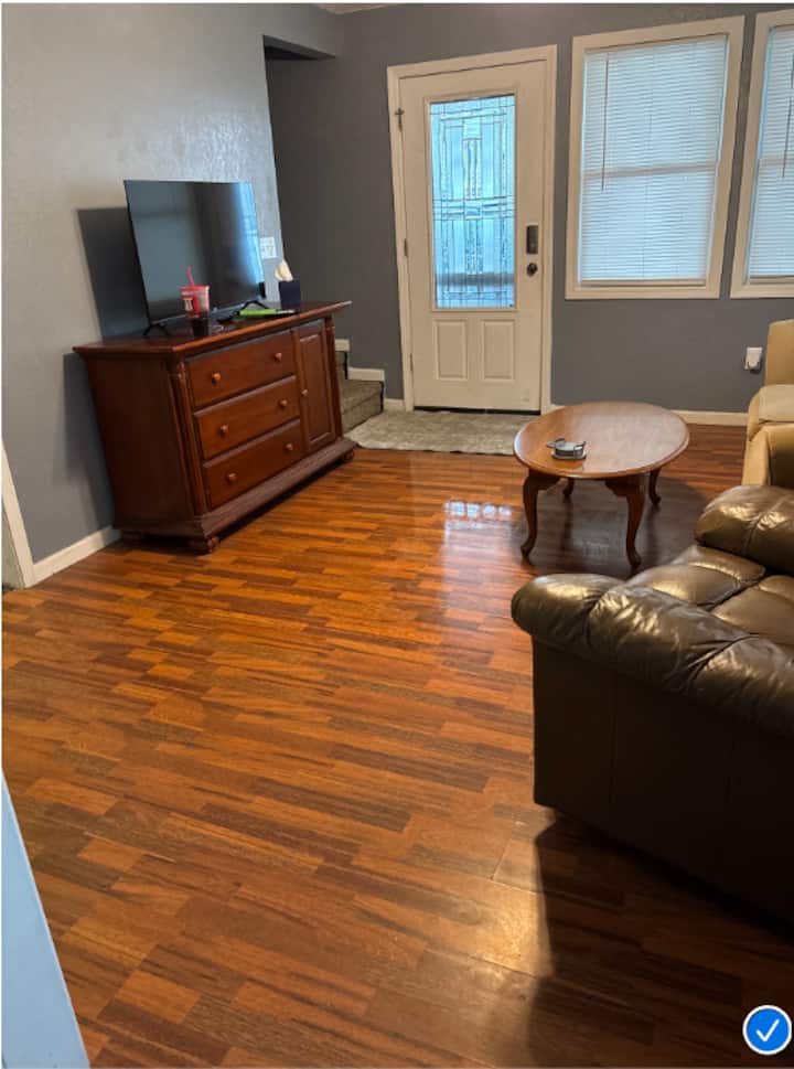 Renovated House - 5 Min From World Cup & Chiefs! - Independence, MO