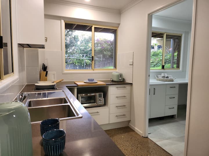 Rainforest Hinterland: Back To Basics Guesthouse - Eumundi