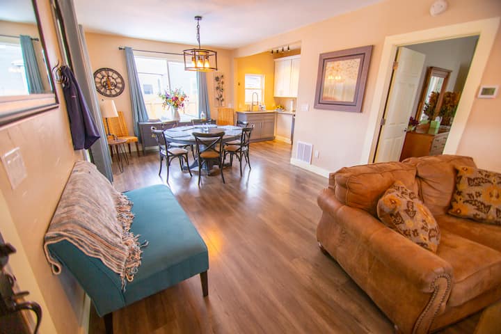 Cozy, Downtown, Hot Tub Haven - Colorado Springs, CO