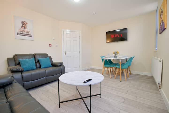 Kings Rest Villa | Free Parking & Netflix, Wifi - Coventry