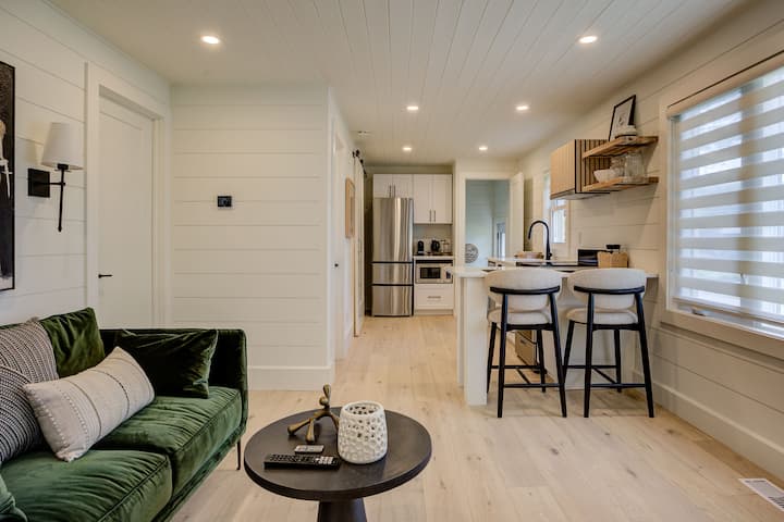 Modern South End, Entire Home, Walk To Dining - Greater Sudbury