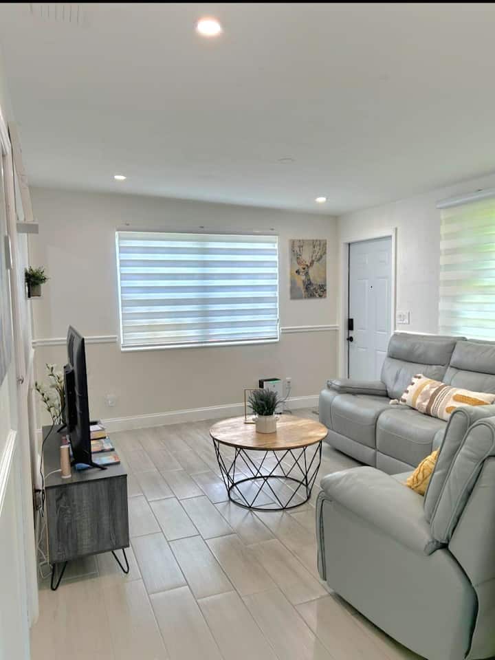 Sunny Cottage - Wilton Manors