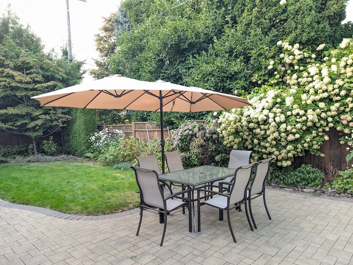 Clean Spacious 4 Bedroom W A/c Near Grousemountain - North Vancouver