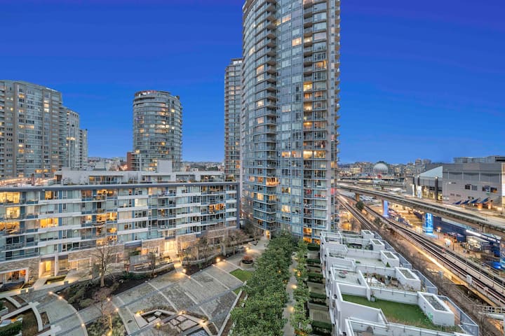 2br/2ba Condo Dt W/parking+ac - Vancouver