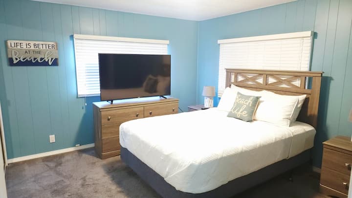 Bay City Beach Retreat – Waterfront Deck & Firepit - Bay City, MI