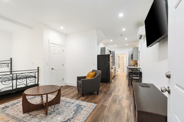 Centrally Located Puyallup Studio - Puyallup, WA