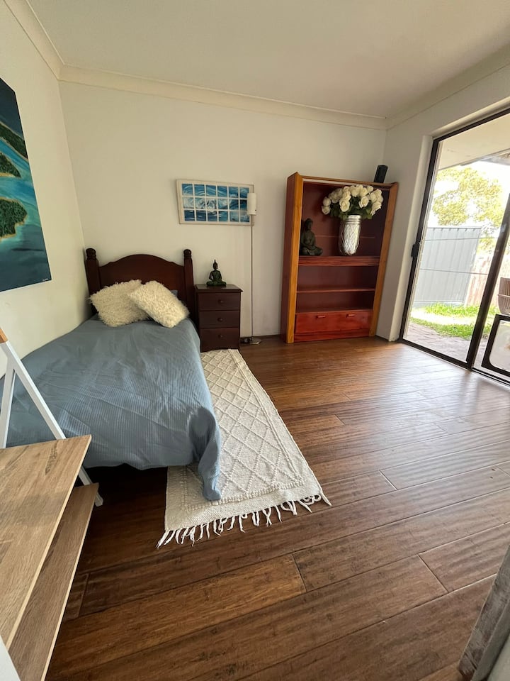 Bright Single Heathridge Room With Backyard Access - 준달럽