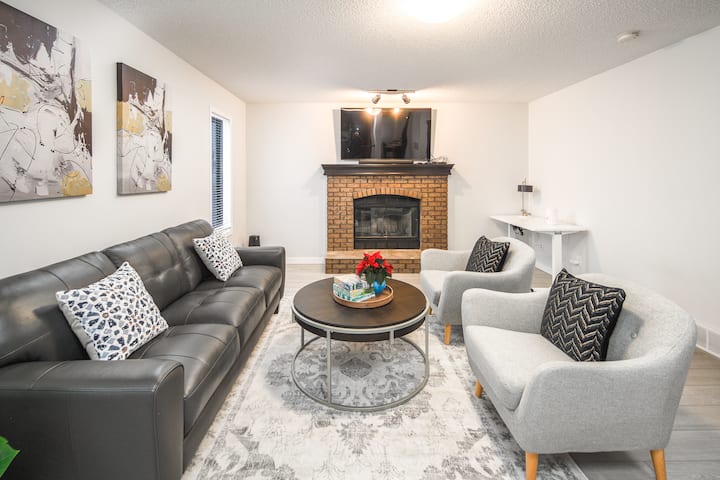 Designer Inspired Entire Home &  Garage & Bbq - Calgary