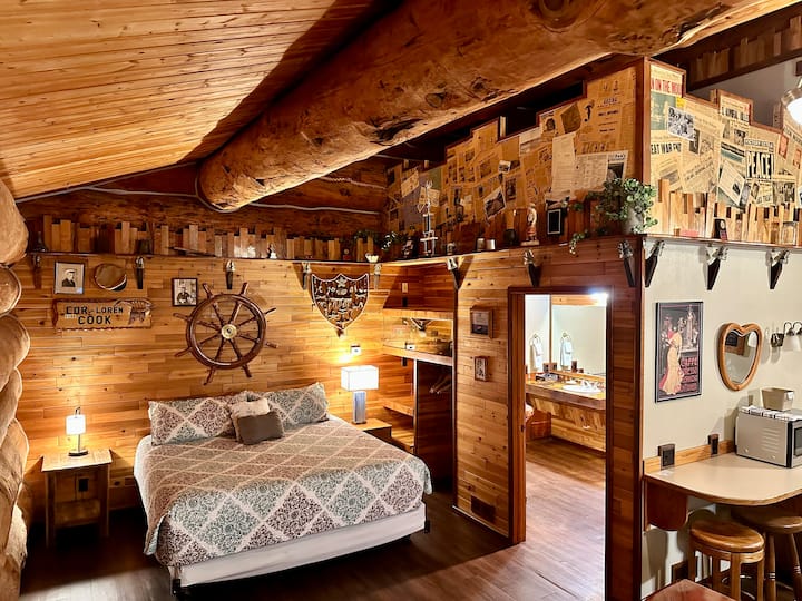 41 Cabin Odds & Ends King Suite - Soap Lake, WA