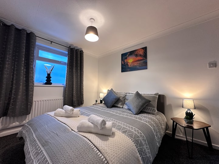 Spacious Home In A Quiet Derby Neighbourhood - Derby