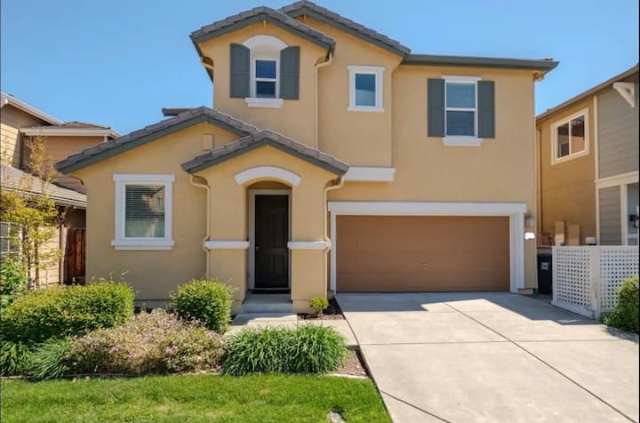Spacious 4-bedroom Modern Retreat Near Everything! - Sacramento