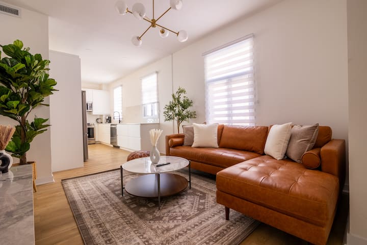 .Beautiful 3 Bedroom Condo - Lasalle