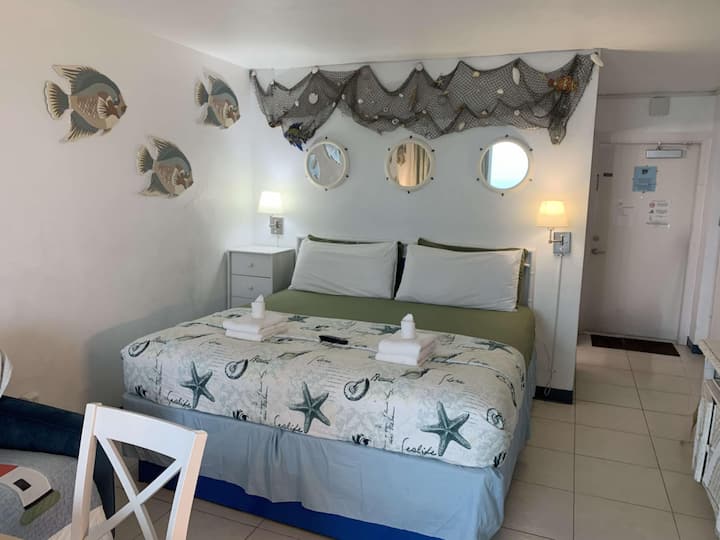 Googled Eyes| Ocean Front Complex| Pool Open - Daytona Beach, FL