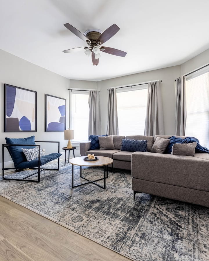 Cozy 2 Bedroom Duplex Near Downtown And Lake Erie - Cleveland, OH