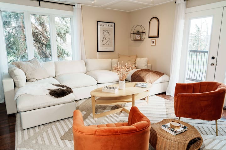 4 Bed Home Along River Near Dt, Ac, Hot Tub - Calgary