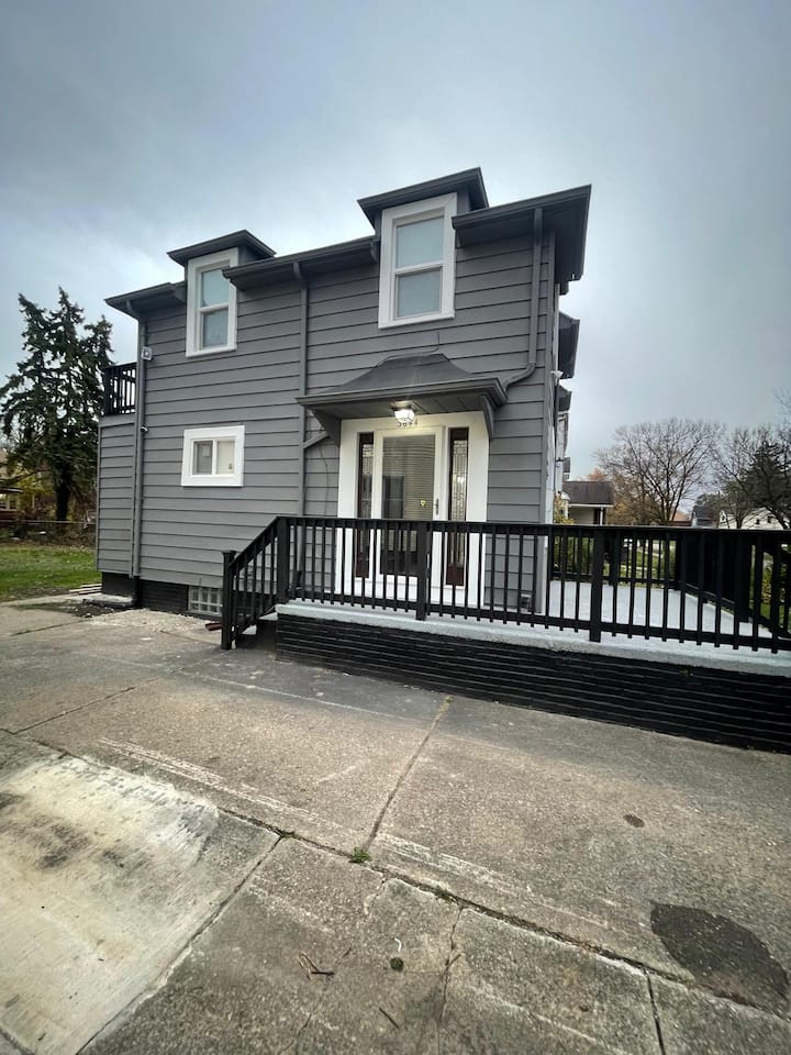 Gorgeous Colonial Vacation House - Detroit, MI