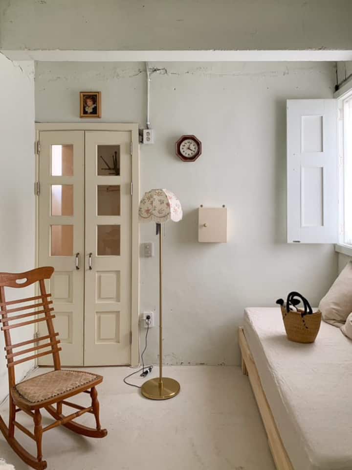 [낫스탠다드] 건물전체•50평•최대 13인(울산 성남동) - Nam-gu