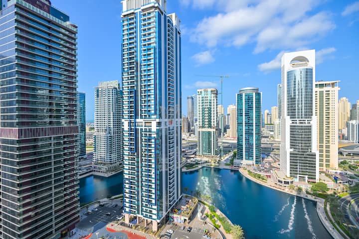 21st Floor Stunning Lake Views, 2 Bedroom Apt - Dubaï