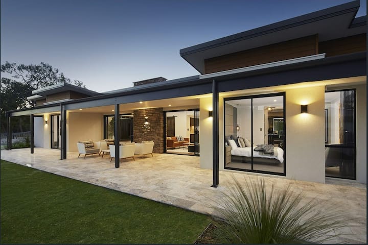 Luxurious Retreat Stay In Perth: Booking Room 2 - Greenmount
