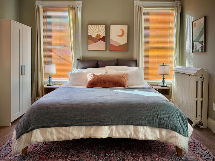 King Suite Steps To Cafes & Restaurants - Cincinnati