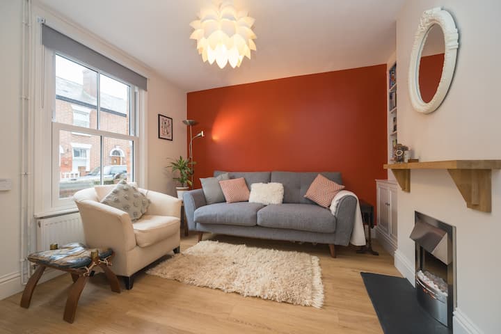 Colourful, Homely 2 Bed Terrace - Shrewsbury