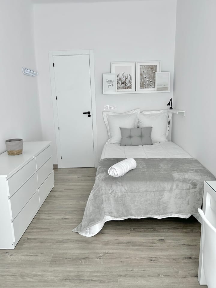 Bright Room With Balcony, City Center - Murcia