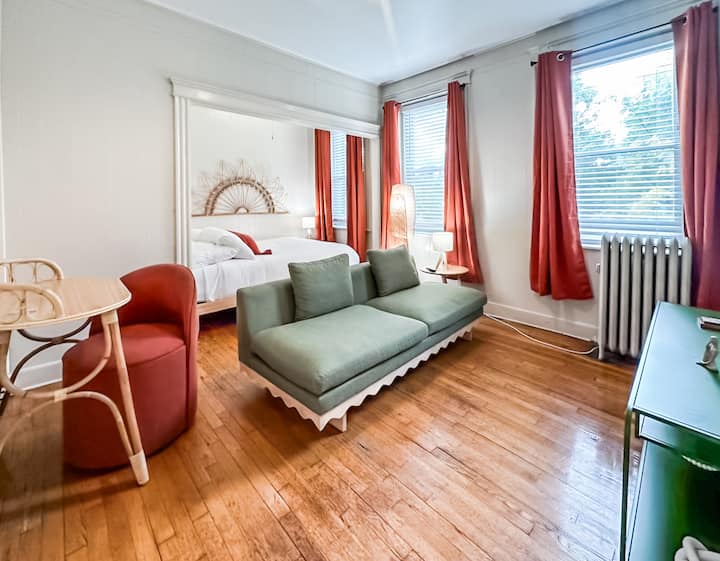 (F22) Charming Boho-inspired Studio In Fenway! - Boston, MA