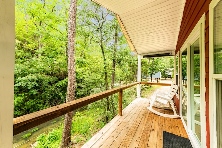 Pam's Treehouse Cabin #3 - Malvern, AR