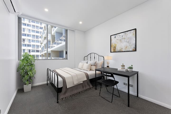 Central Location Massive Apartment In Waterloo - Australia