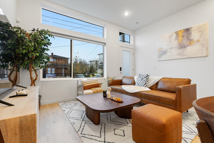 Central Home With Views & Rooftop - Seattle, WA