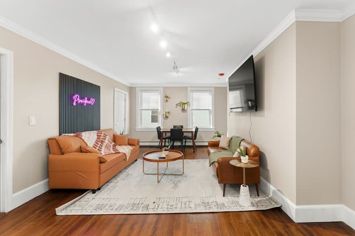 Sleep And Dine Within Steps | Fedhill Apt Hosts 14 - Rhode Island