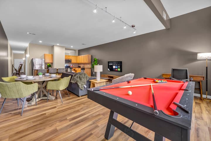 Huge Downtown Condo W/ Pool Table & Free Parking - Cleveland, OH