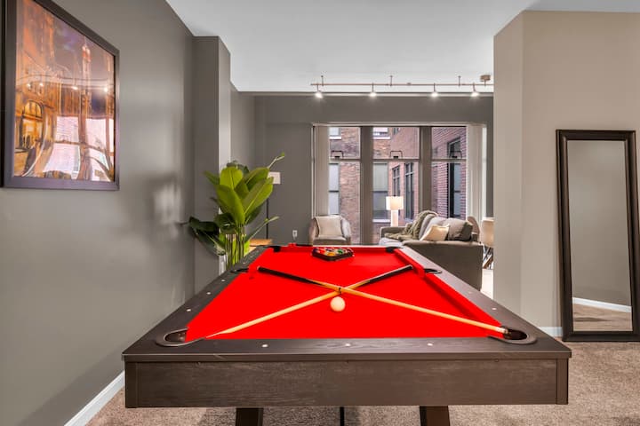 Luxe Downtown Condo • Pool Table & Free Parking - Cleveland, OH