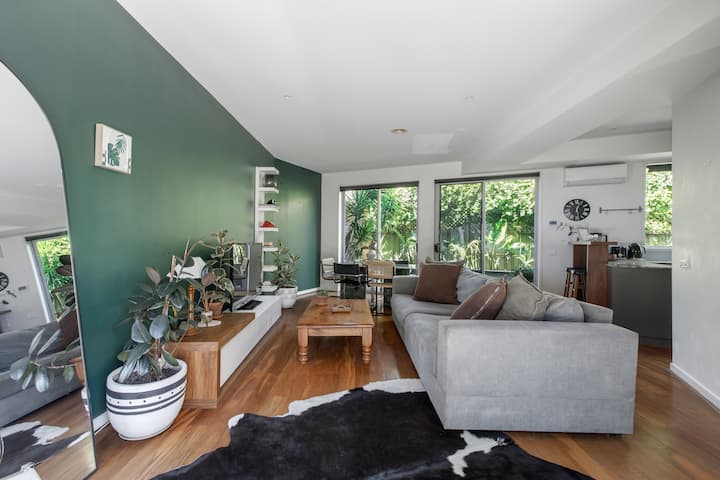 Stunning 3 Br Townhouse W/ Courtyards & Carport - Cremorne