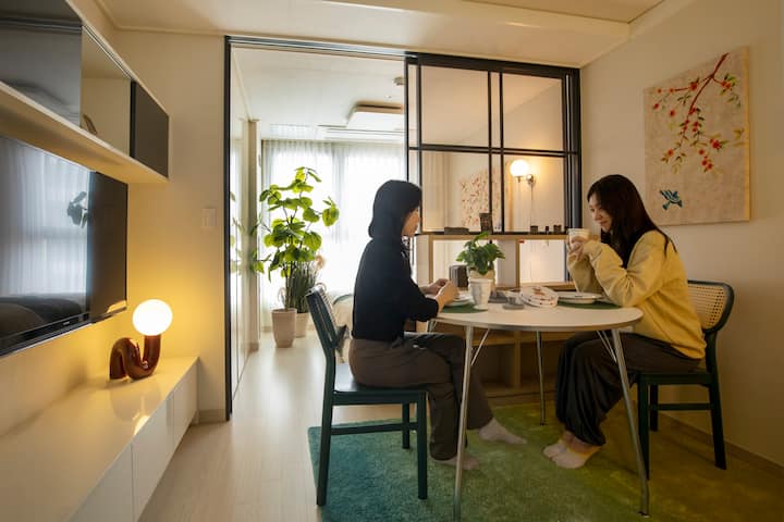 제주 공항인근 가장 가까운 2인 커플, 친구, 연인숙소 - Jeju