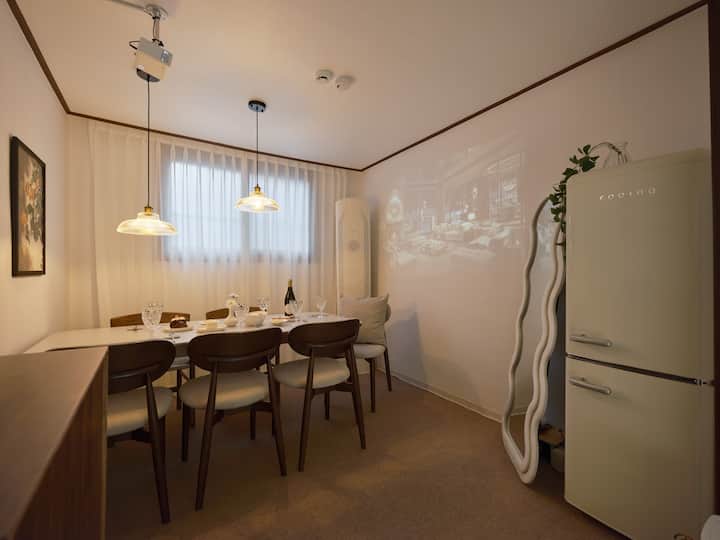 홍대/마포/망원시장투어/공항철도공덕역/한강치맥야경/경의선숲길/크리스마스분위기/K-pop공연 - Seoul