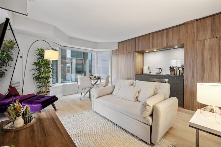 Immerse Yourself In The Heart Yorkville - Toronto