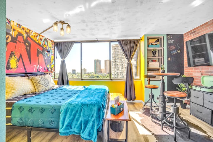 Ocean View Art-inspired Loft ! Pool+gym+wifi - Kailua Beach, HI