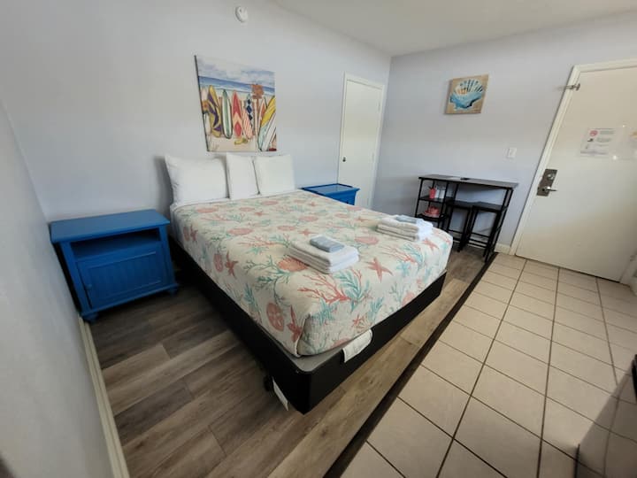 Cozy Retreat ~ City View ~ Sleeps 2 - Daytona Beach, FL