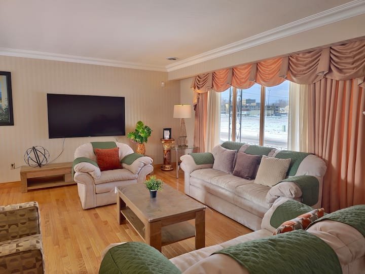 Emery Street Elegance-walk To Falls&clifton Hill - Niagara Falls