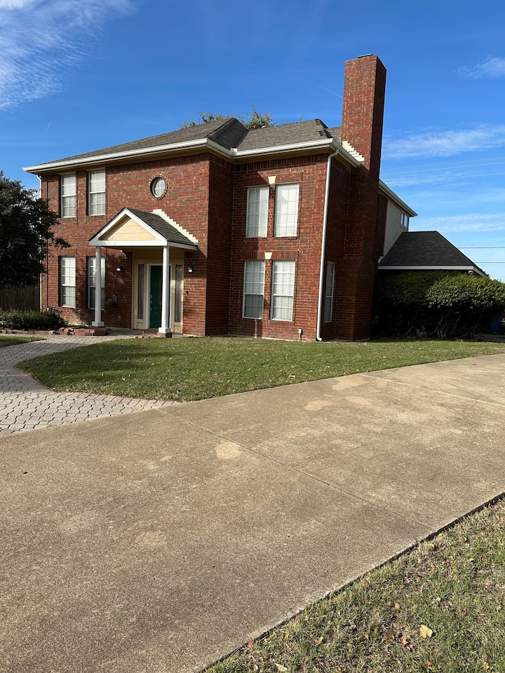 Cozy Desoto Home - DeSoto, TX