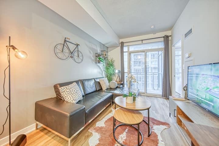 The Snug 1+1 Suite W/ Free Parking - Allan A. Lamport Stadium