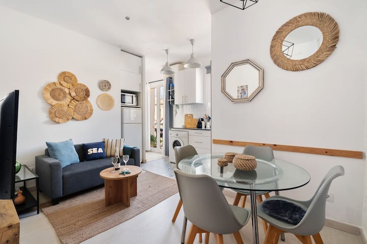 Chic And Cozy In Barceloneta - 