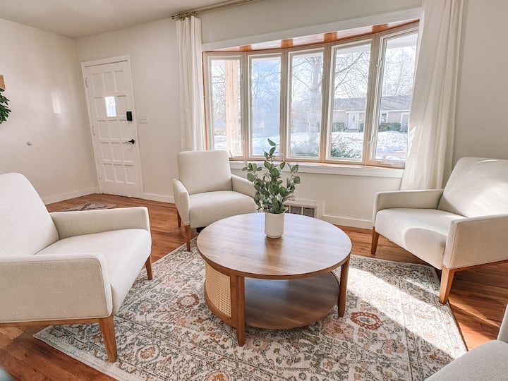 Your Spacious And Charming Home Away From Home - Overland Park, KS