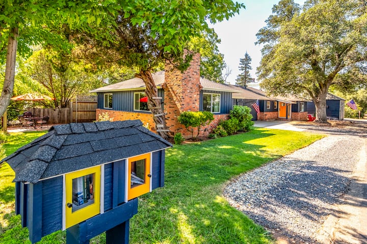 Old Town Escape • Cozy Cottage + King Bed - SeaQuest Folsom, Folsom