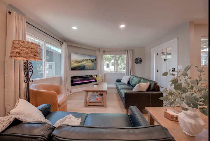 Old Town Escape • Cozy Cottage + King Bed - Folsom, CA