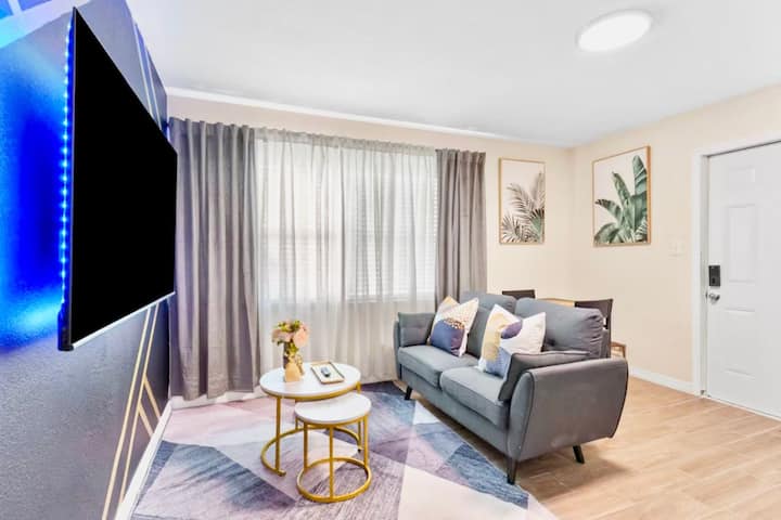 4 Miles From Downtown Tampa #B - Temple Terrace, FL